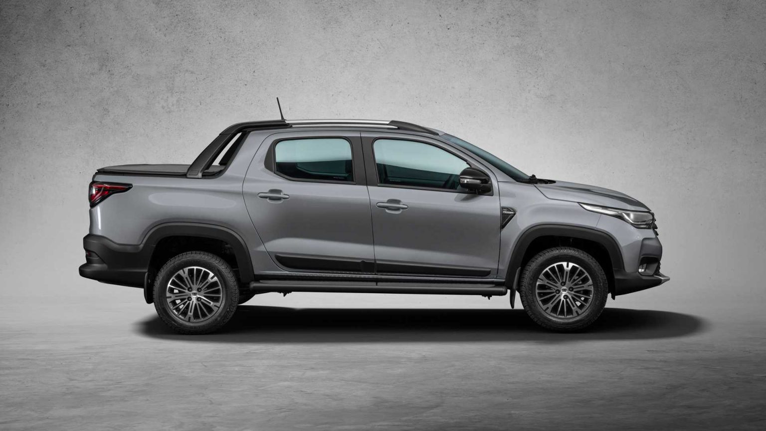 Linha 2023 da Fiat Strada fica mais equipada e parte de R$ 95 mil ...